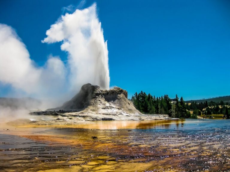 The 9 Best Geysers in Montana, Wyoming & Yellowstone - Discovering Montana