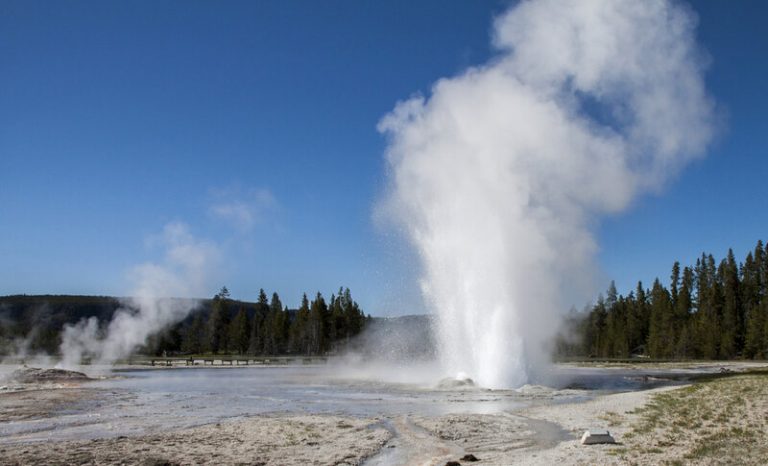 The 9 Best Geysers in Montana, Wyoming & Yellowstone - Discovering Montana